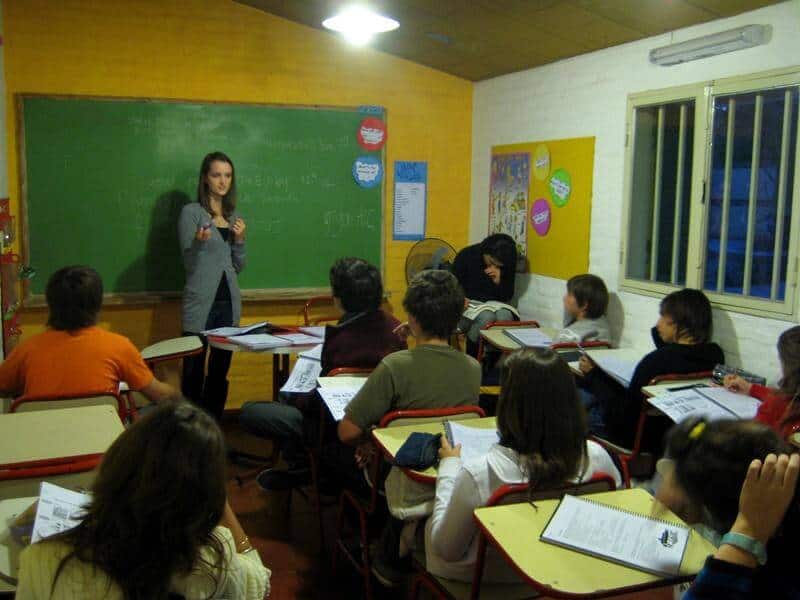 teaching-volunteer-in-class.800 - Tico Lingo Spanish School in Costa Rica